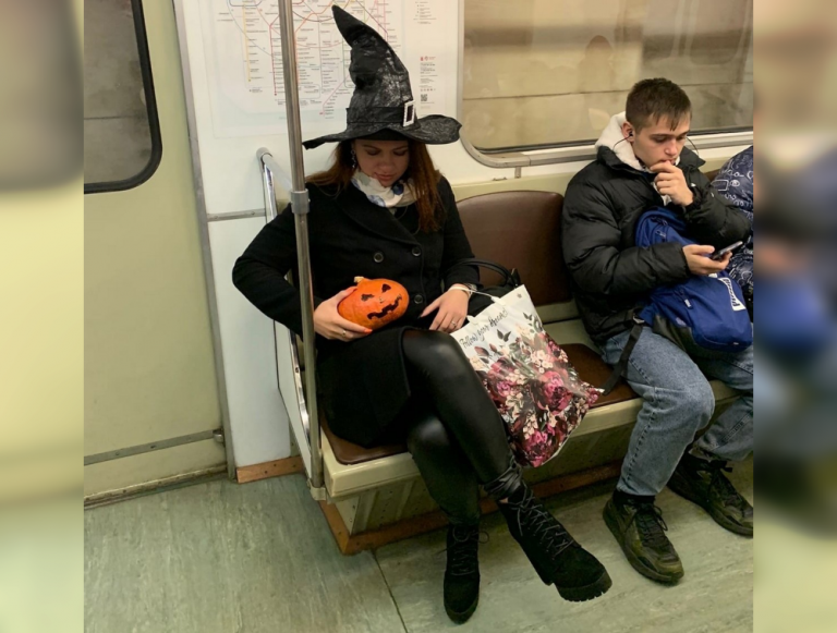 Quirky Commuters: Unusual Moments in the Metro - Lite-Story